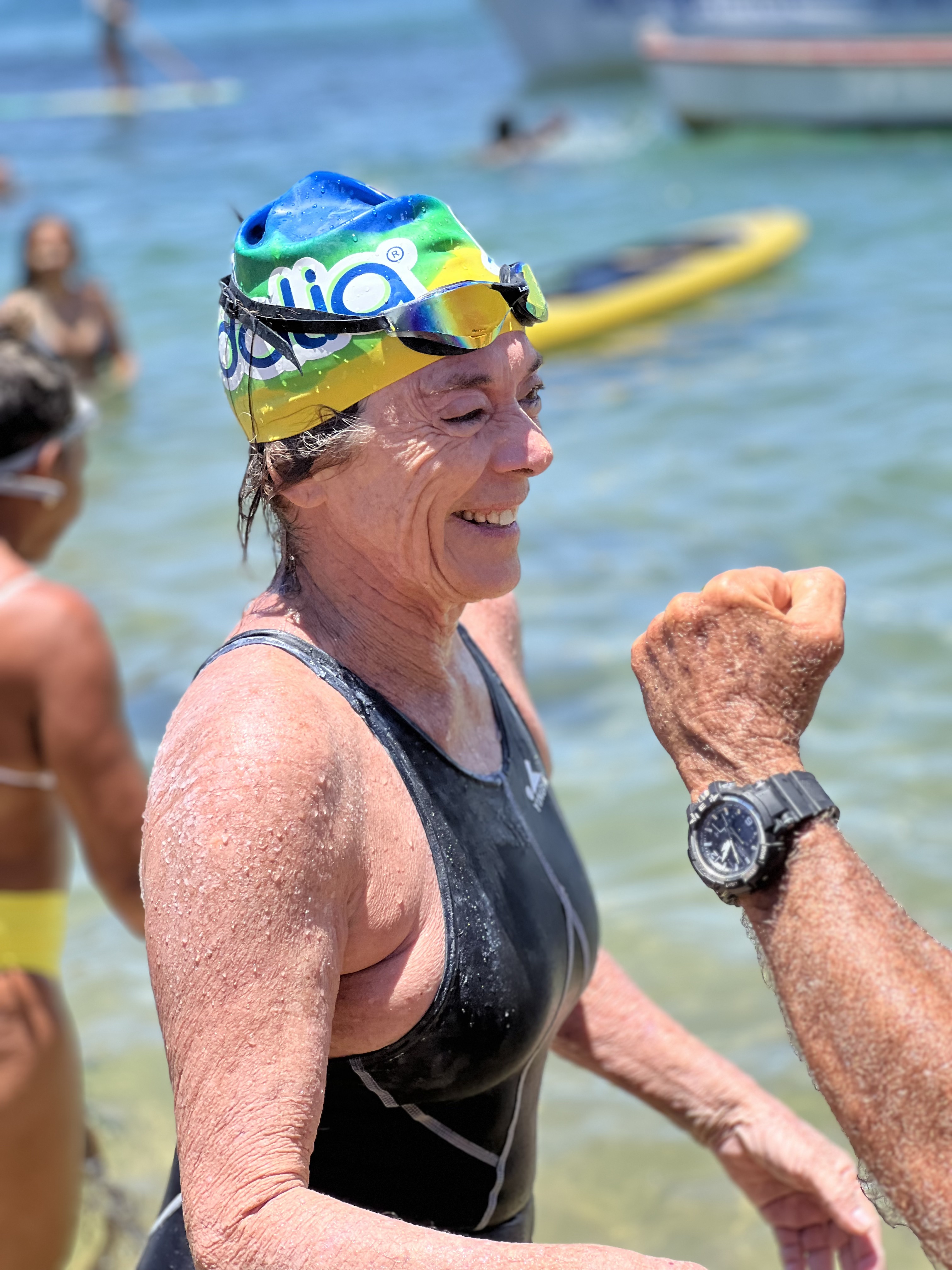 Aos 70, Desirée Dalia nada Salvador–Mar Grande sozinha e celebra 30ª ...